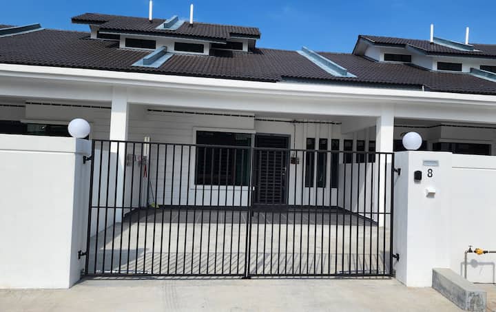 Spacious 4 Bedroom Homestay - Mersing