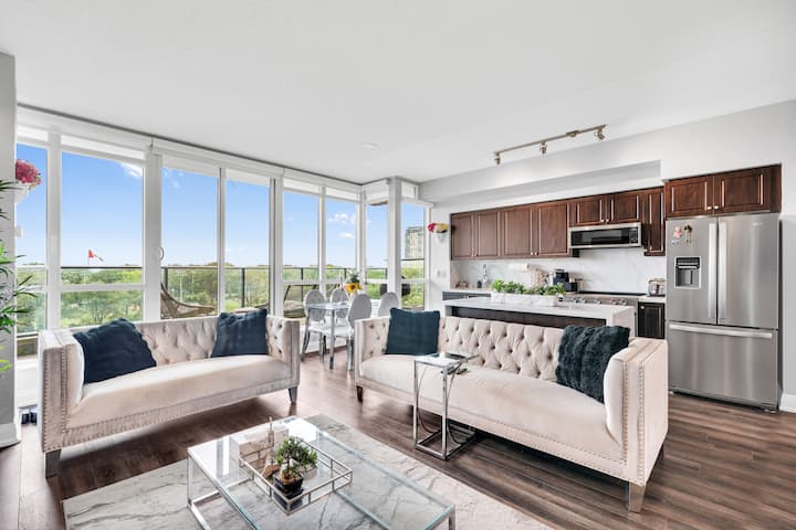 Downtown 2br Plus Den Condo With Lake Views And Pa - Toronto