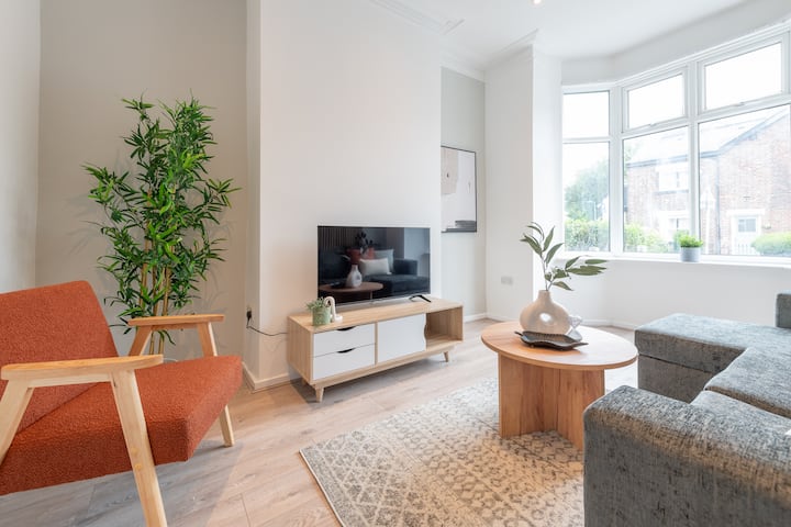 Stylish Comfort Retreat – Salford, Sleeps 8 - Bolton
