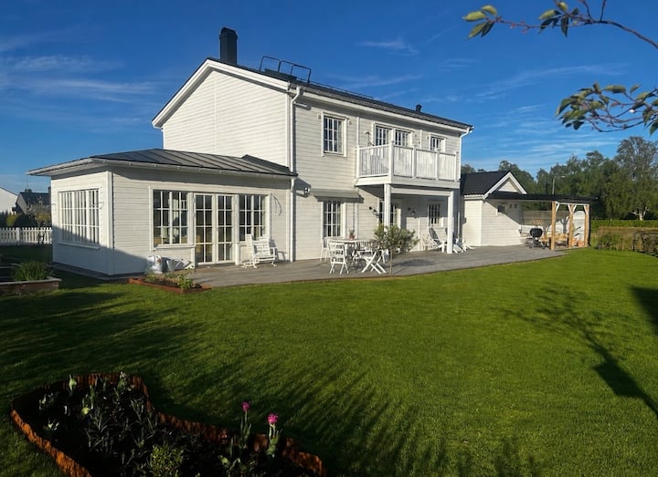 Centralt Belägen 2-plansvilla På 170 Kvm - Ulricehamn