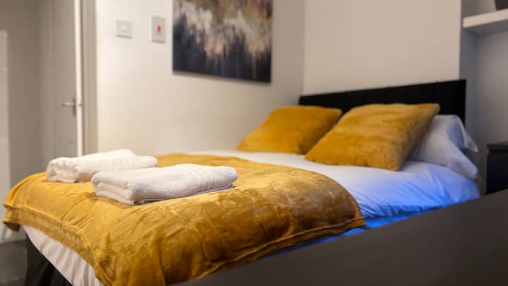 The Bolingbroke Escape: Bright & Beautiful Flat - Coventry
