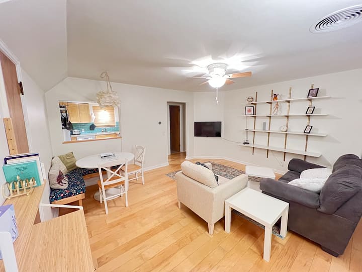 Cozy 2br: Walk To Uw Hospital +Private Patio Bliss - Middleton, WI