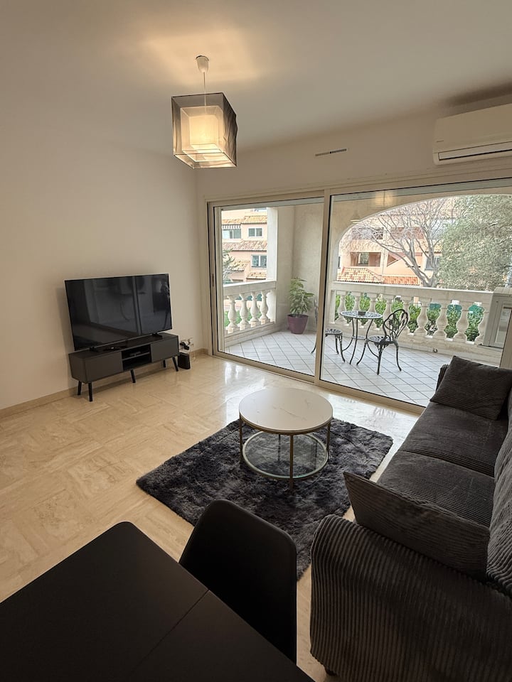 Appartement Climatisé Avec Terrasse Et Parking - Antibes