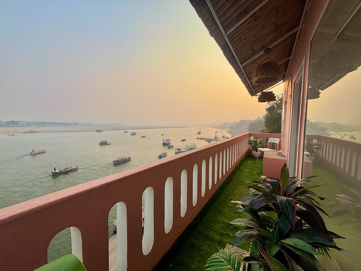 Vintage Riverfront Minimalist Room - India