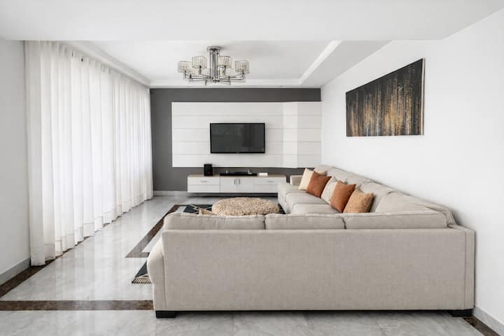 Urban Oasis Penthouse · 4br W/ Pool, Gym & Views - Nairobi