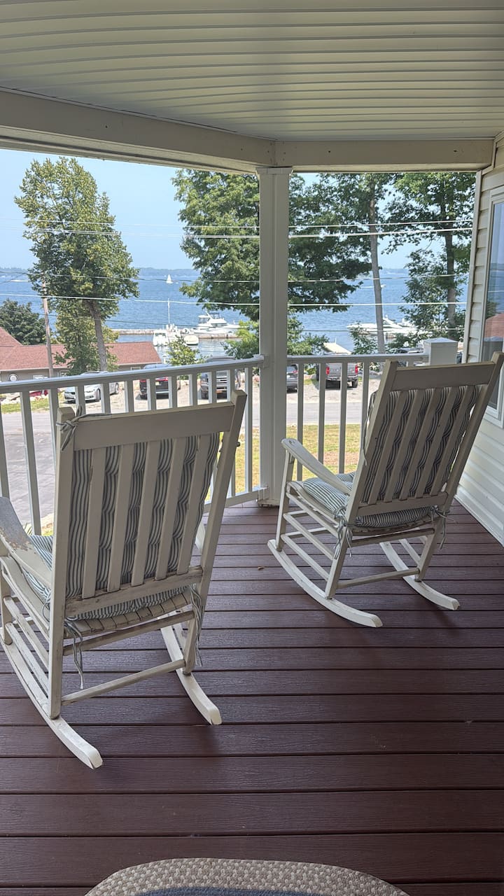 Clayton’s Riverview Hideaway - Gananoque