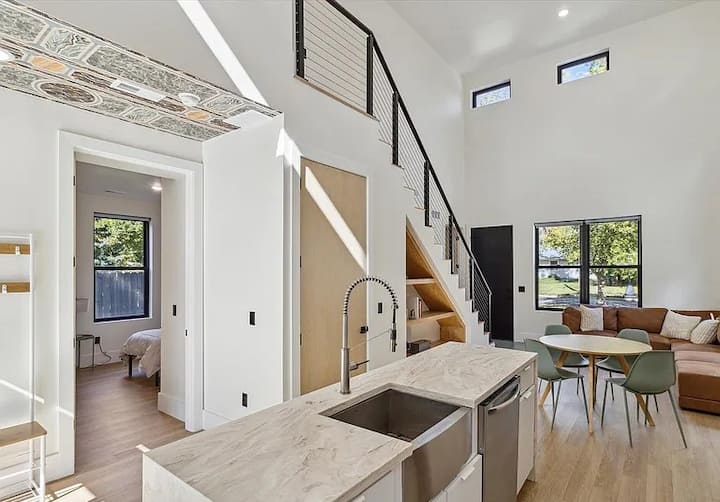 Luxury Modern 3br • Sleek Design + Premium Comfort - Lansing, MI