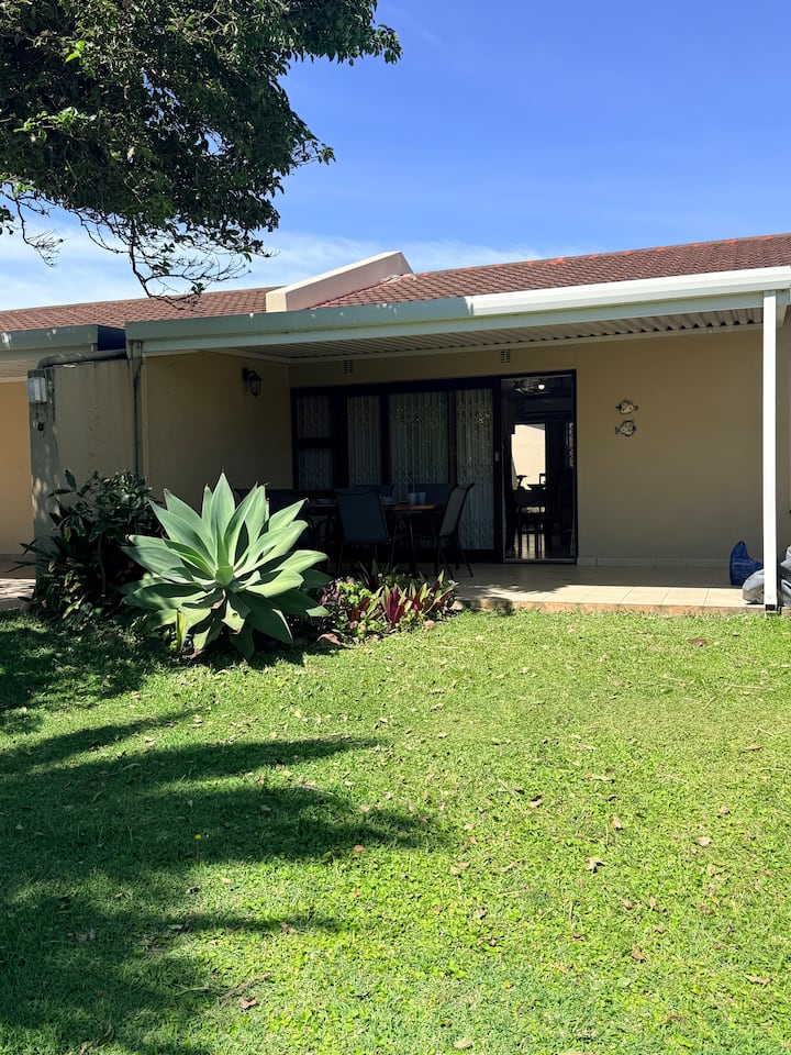 Stylish Coastal Getaway | Walk To The Beach & Pool - Scottburgh