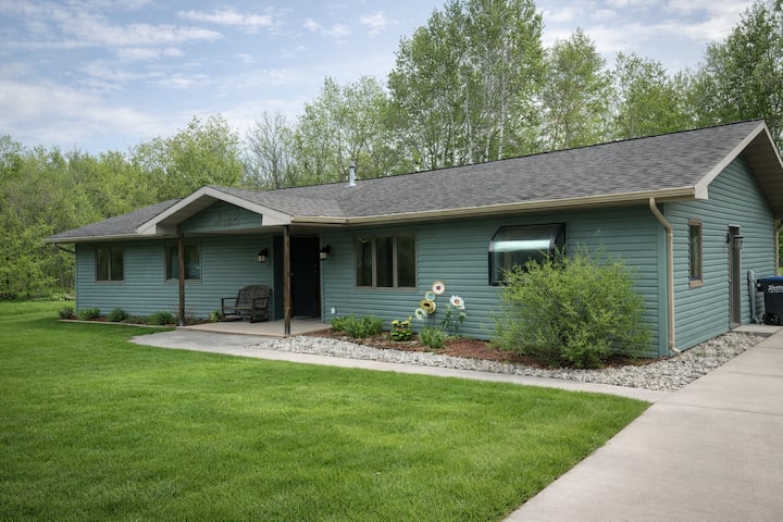 Duluth Cozy Retreat Near Trails & Golf - Duluth, MN