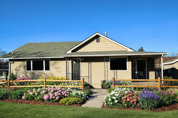 Spacious Ennis Home – Walk To Town, River & Local - Ennis, MT