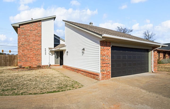 Upscale Modern Getaway Near Lake Hefner | 3br - Oklahoma City, OK