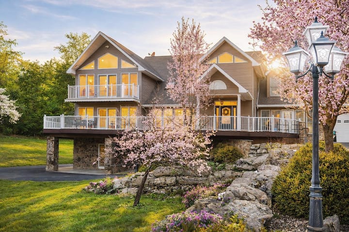 Lake-view Retreat W/ Hot Tub & Fenced Yard - Hudson, NY