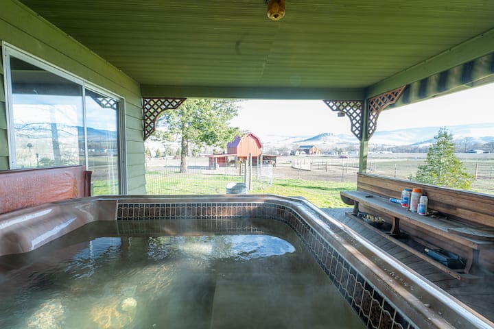 Farmhouse Retreat - Ashland, OR