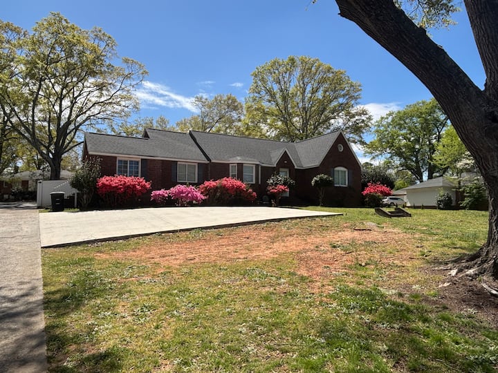 Spacious Home| Sleeps Up To 8| Near Downtown - Broadway Lake, SC