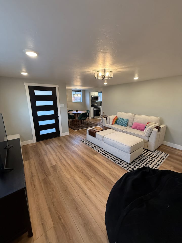 Light & Bright Flat Near City Park - Large Yard! - Washington Park - Denver