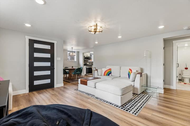Light & Bright Flat Near City Park - Large Yard! - Denver, CO