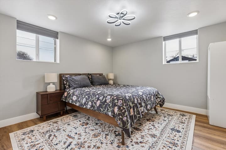 Light & Bright Flat Near City Park - Large Yard! - Denver, CO