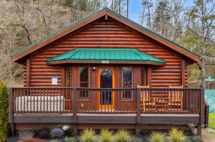 Little River Cabin | Studio Log Cabin Near Downtow - Pigeon Forge, TN