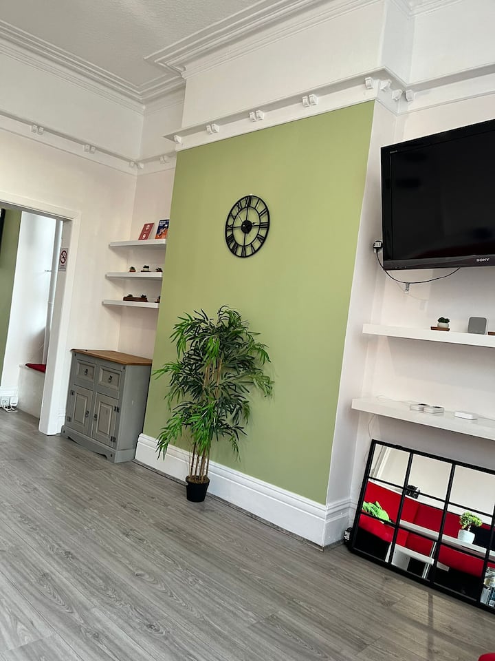 Spacious Group House – Winter Gardens – Sleeps 22 - Blackpool