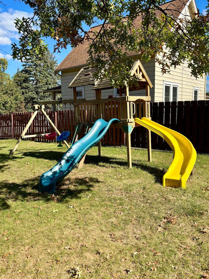 3br Central Cleveland, Fenced Yard, Games, Pets - Parma, OH