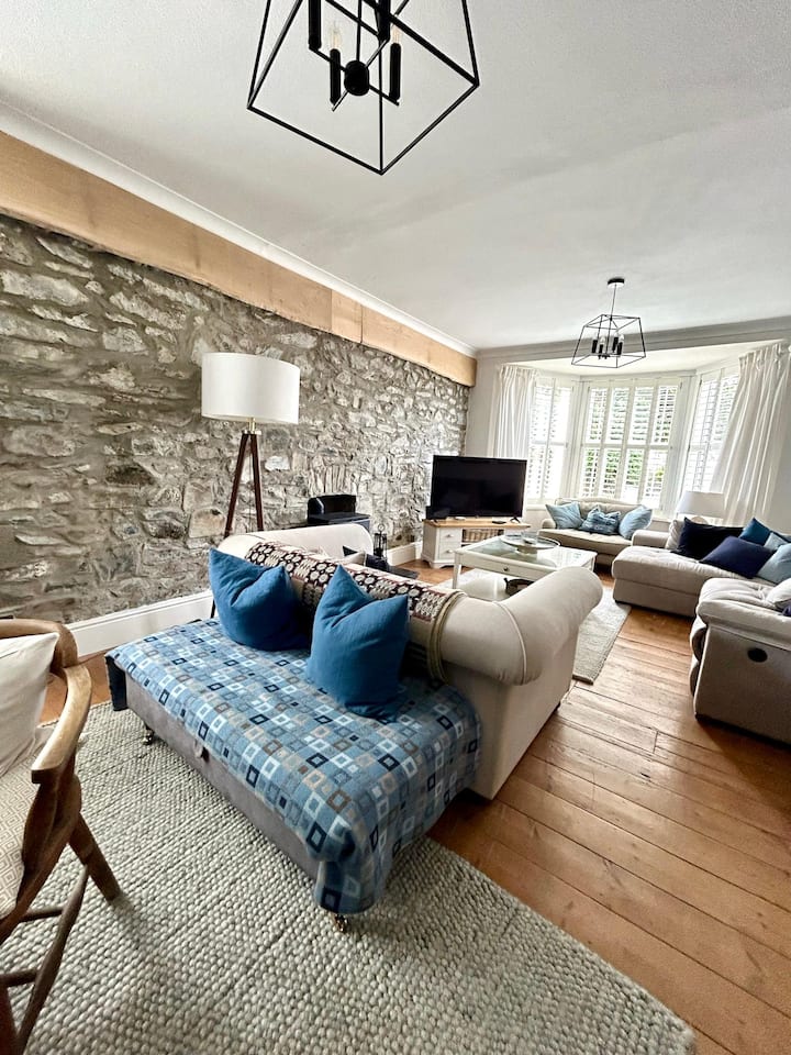 Large Seaside Home With Hot Tub For 8 Guests - New Quay