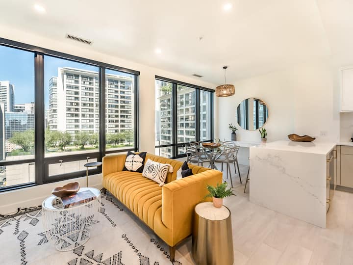 Best Location! Downtown, King Bed, Ac & Chic! - Canada