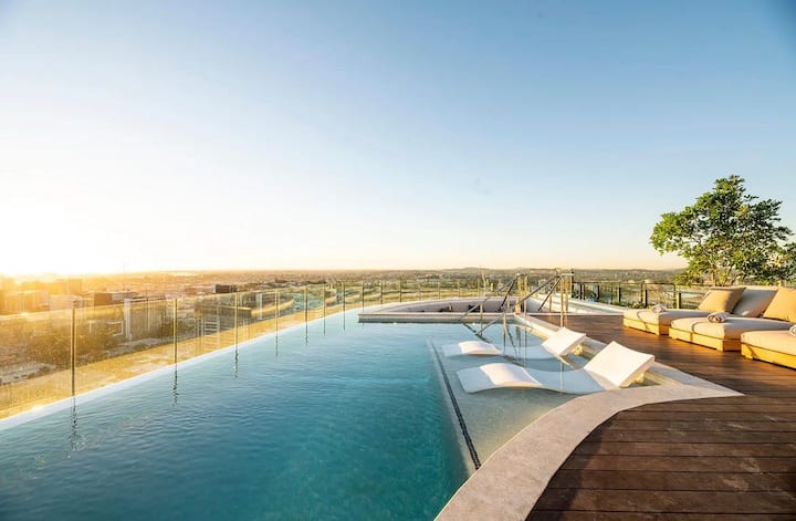 Resort-style Infinity Pool • Gym • Chic 1 Bedroom! - Milton, Australia