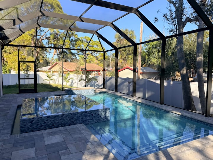 New Upscale Modern Pool Home In Walkable Downtown! - Sarasota, FL