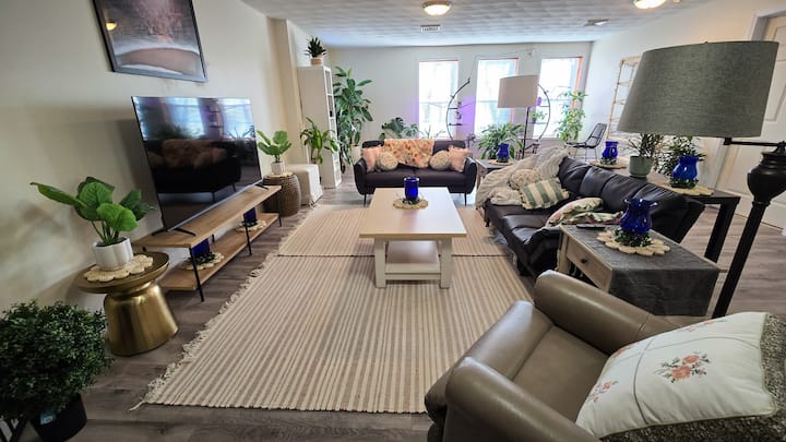 Cozy Botanical 2br Retreat - In Town - Altoona, PA