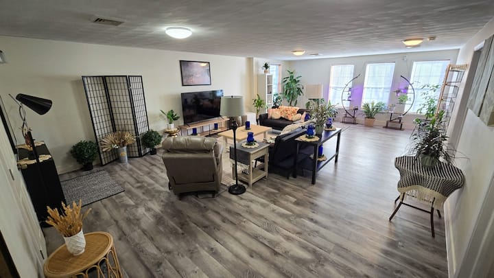 Plant Lovers Comfy Space! Two Bedroom - Altoona