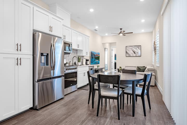 Roseville Modern Upscale Guesthouse Retreat - Roseville, CA