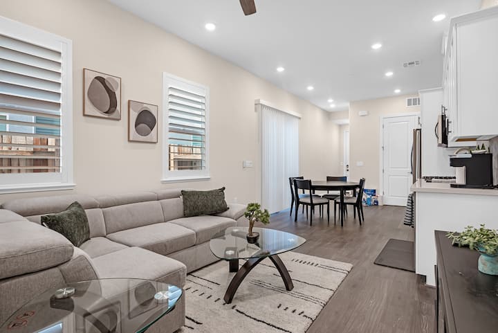 Roseville Modern Upscale Guesthouse Retreat - Roseville, CA