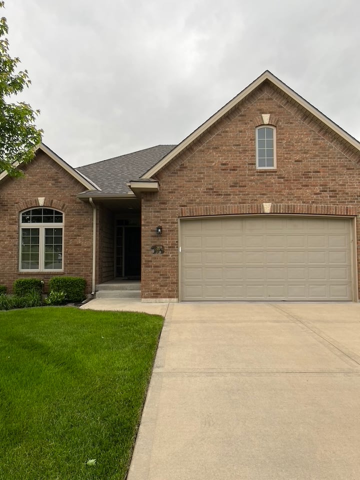 Spacious Blue Springs Retreat Near Arrowhead - Independence, MO