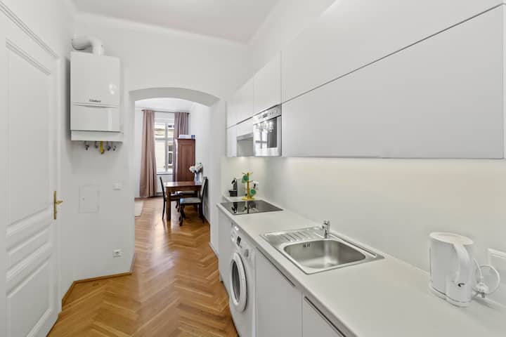 Vienna Base For 6 | U3 Johnstraße Nearby | 2br - Vienna