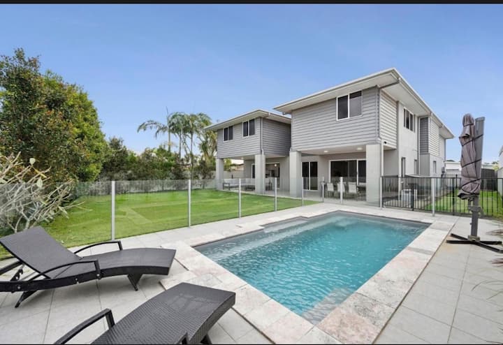 Spacious House With 3 Living Areas & Heated Pool - Caloundra