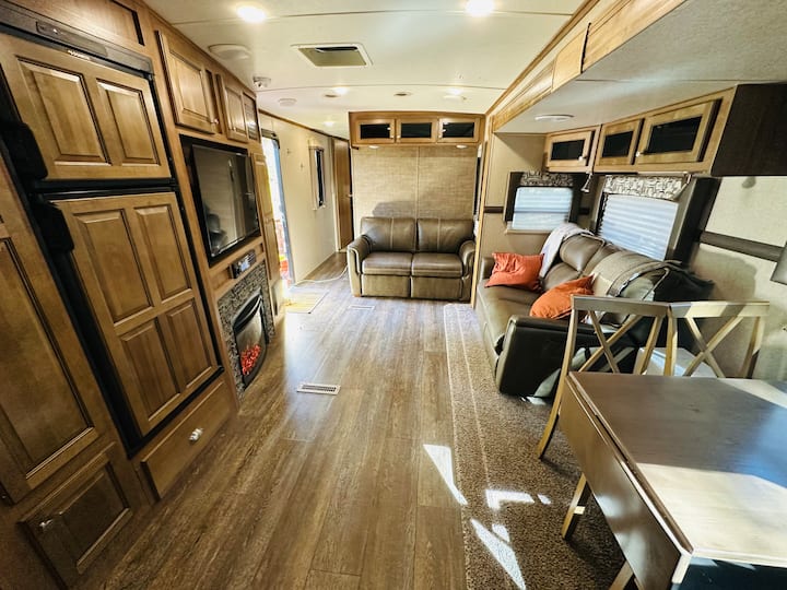 Forest Getaway With Cozy Fireplace, King Bed, Deck - 댈러스