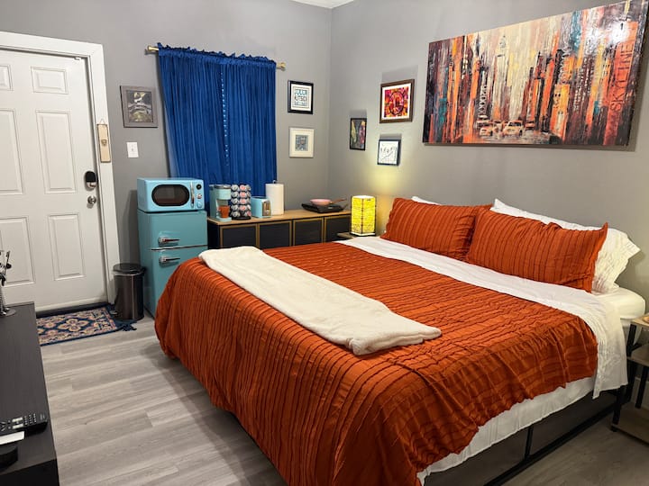 Artsy-eclectic Master Bedroom W/private Entrance - Texas