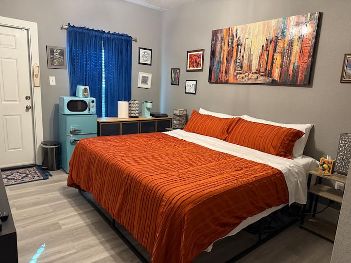 Artsy-eclectic Master Bedroom W/private Entrance - Lincoln Park - San Antonio