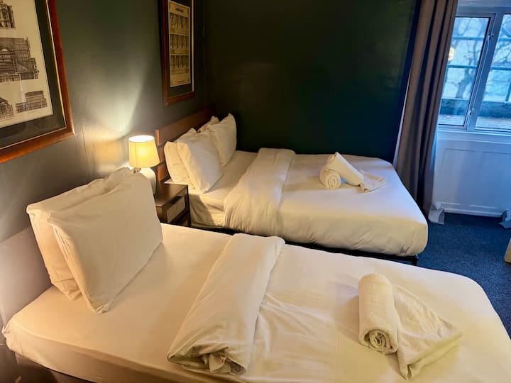 Tiny Triple Room Steps From Brighton Beach - 布萊頓