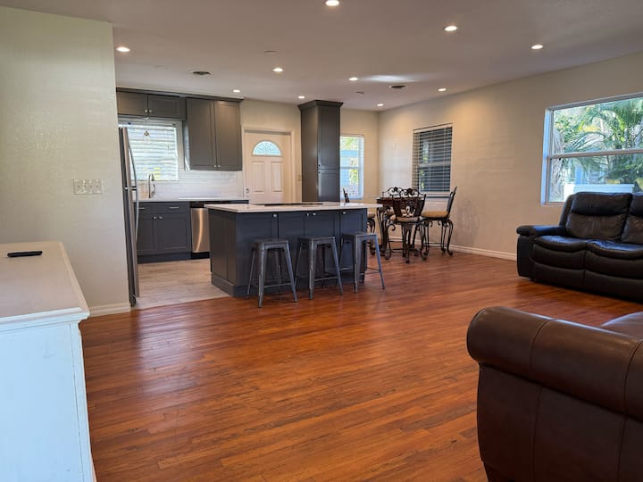 2 Bed/1 Bath Sleeps 6 Private Backyard - Melbourne