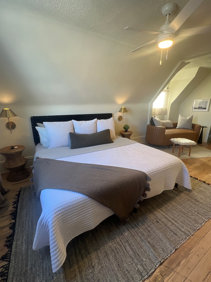 Blush Bungalow | Pendleton Heights | 30+ Nights - Kansas City, MO