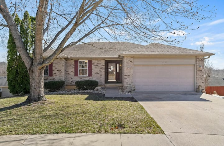 Spacious, Clean Downstairs Home In Quiet Area - Columbia, MO