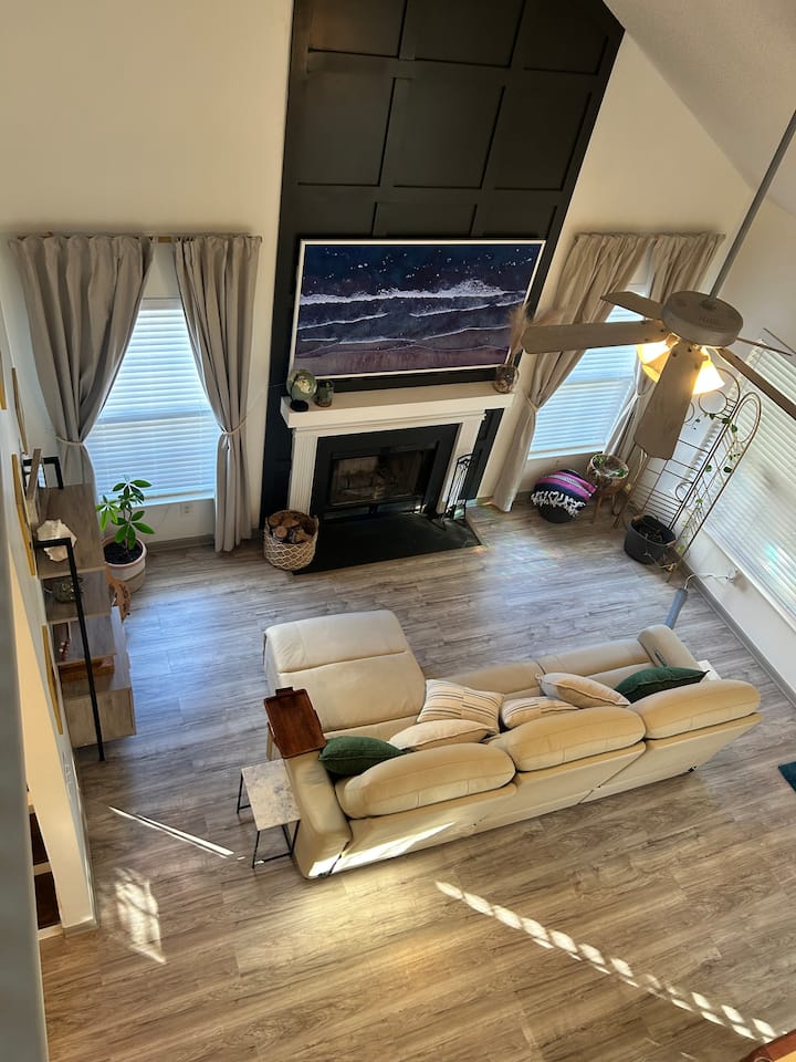 Chic & Central Charleston Retreat • Pool Table - Summerville, SC