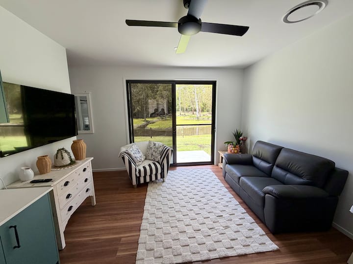 Tranquil Hideaway 
Fully Contained 1 B/rm Cottage - Sunshine Coast Queensland, Australia