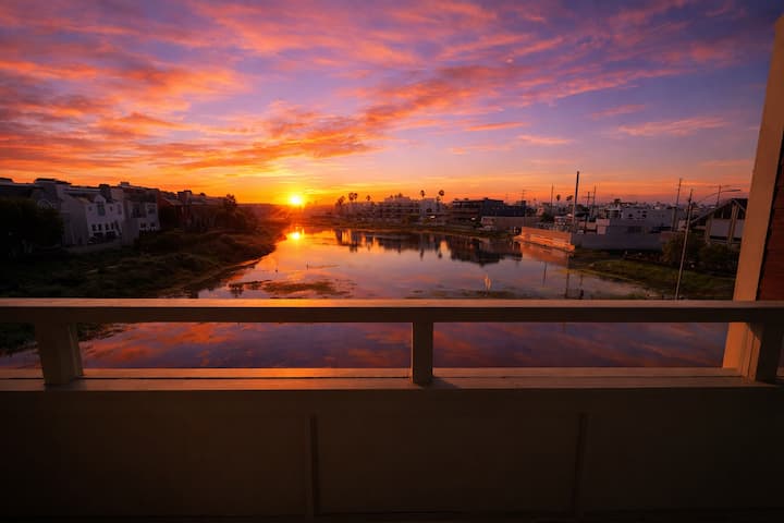 Sunset Views Near Beach And Venice Canals - Santa Monica, CA