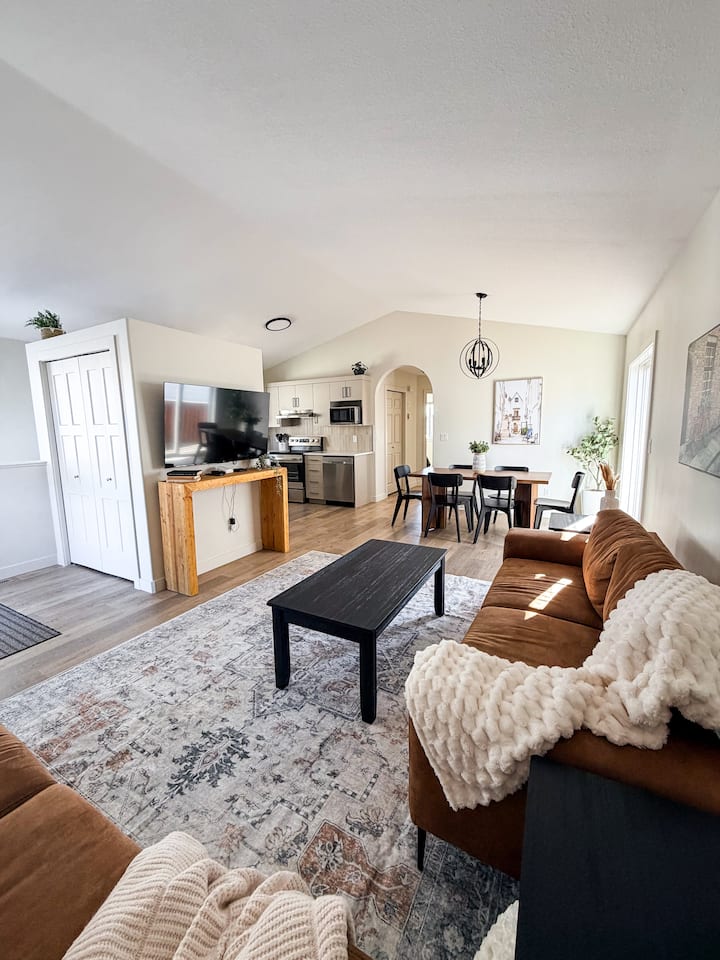 Modern 4br Home | Walk To Eastlink | Sleeps 8 - Grande Prairie