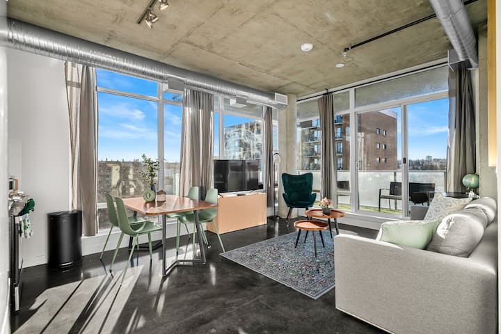 Heart Of Beltline | 2br | Parking | Corner Unit - Calgary