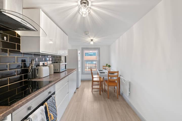 2 Bed House Parking Sleeps 6 - City Centre - Berkshire