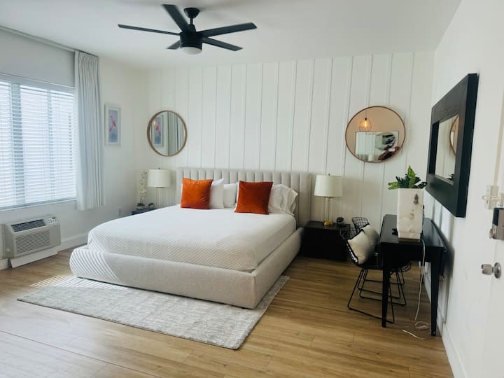 Beautiful Studio Across From The Beach ! - Miami Beach, FL