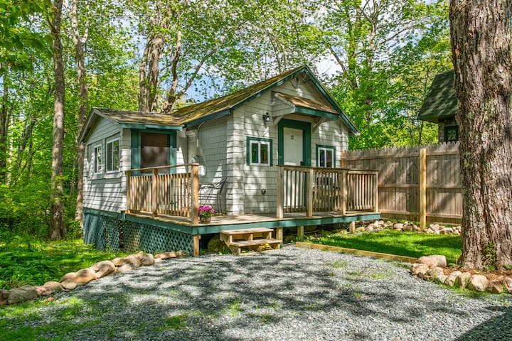 Trailside Cabin With Screened Sunroom, Ac & Pets - Bar Harbor, ME